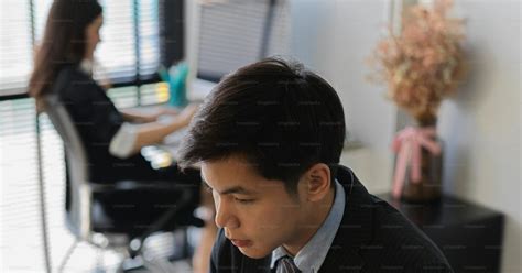 현대 사무실에서 비즈니스 차트를 읽는 사업가의 초상화 사진 Unsplash의 테이블 이미지