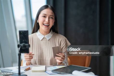 자신감 친화적 인 프리랜서 아시아 여성 여성 화상 회의 프리랜서 카페에서 스마트 폰 장치를 통해 원격으로 회의 초상화 촬영 아시아 성인 디지털 유목민 화상 회의 온라인 작업