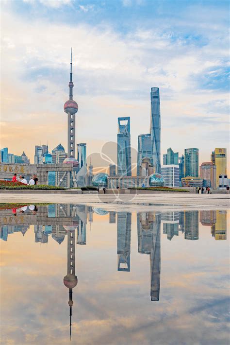 夕阳下的上海市人民英雄纪念塔附近外景和东方明珠和高楼建筑群4 6670×10000 美素惠选图库