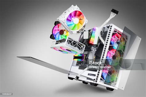 유리 창과 무지개 Rgb Led 조명 흰색 게임 Pc 컴퓨터의 폭발보기 비행 하드웨어 구성 요소 추상 개념 기술 회색 배경