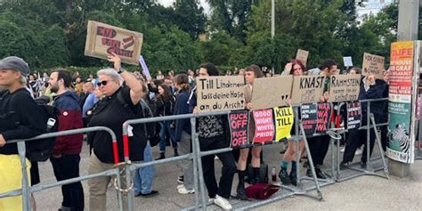 Demo Belagert Stadion Rammstein Fans Schauen Weg Leser Heuteat