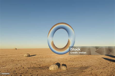 큰 빈 사막 환경에서 공중에 떠 있는 단일 유리 고리 추상적 인 초현실적 인 개념 3d 일러스트레이션 날기에 대한 스톡 사진 및