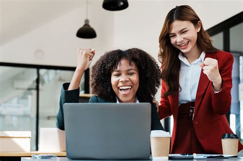 다민족 비즈니스 아름 다운 미국 아프리카와 아시아 사업가 사람들 모임 다양 한 행복한 사람들 회사에서 성공을 축하 하는 팀워크 승리 승리 성취 개념 2명에 대한 스톡 사진