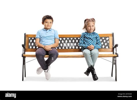 Une Jeune Fille Assise Sur Un Banc Banque De Photographies Et Dimages à Haute Résolution Alamy