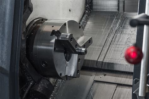 Cnc 금속 가공 선반 밀링 기계에 고정 된 강철 공작물 금속 현대 가공 기술을 절단 밀링은 가공품에서 재료를 제거하기 위해