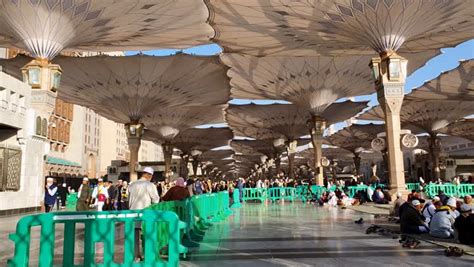 ساحة المسجد النبوي الشريف في المدينة المنورة بالمملكة العربية السعودية