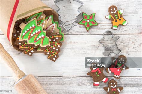 아름 다운 크리스마스 구성과 밝은 배경에 나무 평면 위치 최고 보기 종이 봉지에 구운된 크리스마스 진저 쿠키를 장식 공간 를 복사 0명에 대한 스톡 사진 및 기타 이미지
