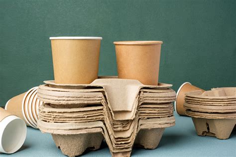 환경 친화적 인 녹색 배경에 일회용 컵 크래프트 종이와 트레이를 가져 가라식품 포장 0명에 대한 스톡 사진 및 기타 이미지 0명 갈색 갈색 용지 Istock