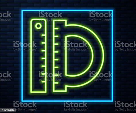 벽돌 벽 배경에 격리 된 도 아이콘을 측정하기위한 빛나는 네온 라인 Protractor 그리드 기울기 각도 미터 측정 도구