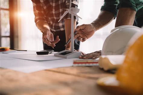 건축가 건설 엔지니어는 직장에서 어려운 프로젝트를 계획합니다 2명에 대한 스톡 사진 및 기타 이미지 2명 개념 건설 산업 Istock