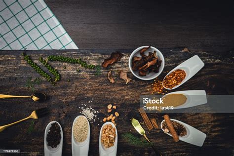나무 테이블에 다양한 다채로운 허브와 향신료 향신료와 허브의 최고 보기 나무 테이블 배경에 향신료와 허브 0명에 대한 스톡 사진 및 기타 이미지 Istock