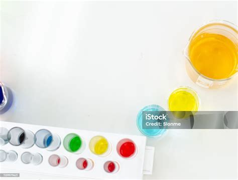 실험실 장비의 평면도 흰색 테이블에 파란색 액체 시계 유리 플라스 크 시험관 및 비 커 0명에 대한 스톡 사진 및 기타 이미지 Istock