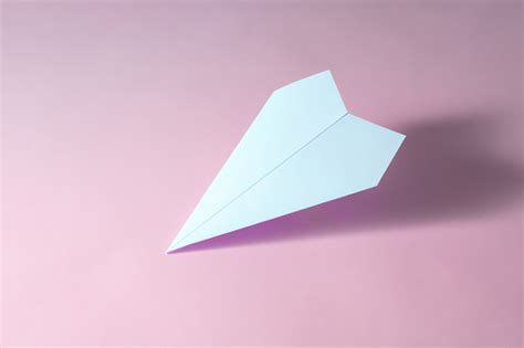 파스텔 배경에 종이 비행기입니다 최소 플랫 레이 학교 개념입니다 0명에 대한 스톡 사진 및 기타 이미지 0명 개념 개념과