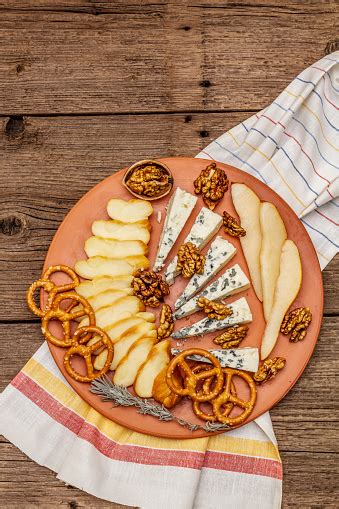 훈제 와 블루 치즈 크래커 꿀 호두와 잘 익은 배와 치즈 플레이트 안티 파스티 전통적인 스낵 레시피 아이디어 나무 보드 배경 수집에 대한 스톡 사진 및 기타 이미지 Istock