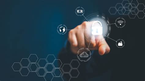 데이터를 보호하기 위한 사이버 보안 및 개인 정보 보호 개념 잠금 아이콘 및 인터넷 네트워크 보안 기술 가상 화면에서 개인 데이터를 보호하는 사업가의 터치 스크린 잠금 가상