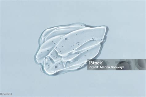 파란색 배경에 투명한 히알루론산 젤 또는 세럼 스킨 케어 화장품 제품의 얼룩 웰빙과 아름다움 개념 상위 뷰 개념에 대한 스톡 사진 및 기타 이미지 Istock