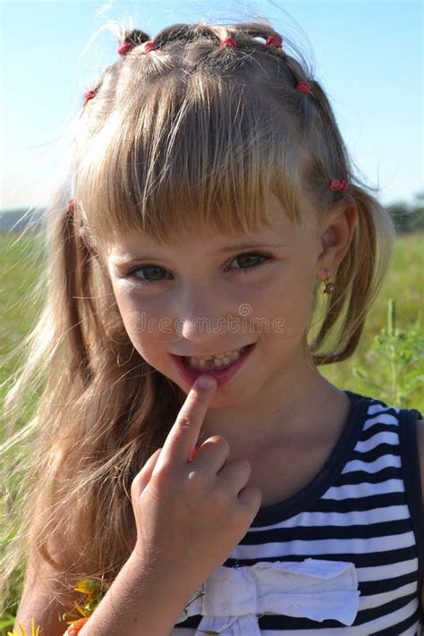Flickan Utan En Framtand Visar Arkivfoto Bild Av Kaukasisk Flicka 57449766