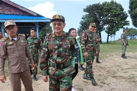 នាយឧត្តមសេនីយ៍ យន្ត មីន ចុះសួរសុខទុក្ខកងទ័ព និងនាំគ្រឿងឧបភោគបរិភោគ សម្ភារប្រើប្រាស់