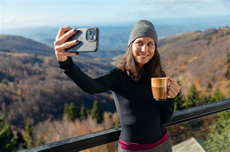 그만큼 소녀는 셀카를 와 와 A 커피 컵을 들고 있는 그녀 휴대 전화 스톡 사진 25 29세에 대한 스톡 사진 및 기타 이미지 Istock