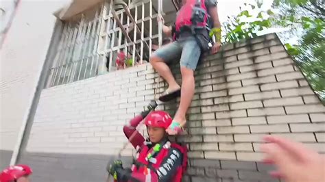 洪涝中的他们以肩膀为桥转移受灾群众 凤凰网视频 凤凰网