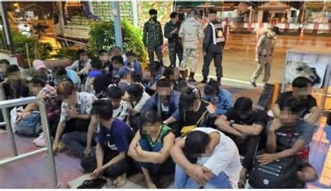 အသီးအရွက်ကားထဲ၌ ပုန်းအောင်းလိုက်ပါလာသည့် မြန်မာနိုင်ငံသား ၅၂ ဦး မဲဆောက်မြို့အထွက်တွင် ဖမ