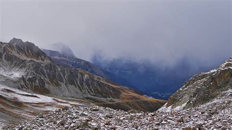 흐린 날 오스트리아 몽타폰의 인기 스키 리조트에서 케이블웨이와 스키 리프트의 최고 역이 있는 가르겔렌 계곡과 라티콘 몬타인의 아름다운 파노라마 경관 0명에 대한 스톡 사진