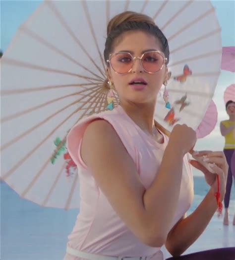 حلا الترك خصر نحيل وافخاذ ضخمة صور مثيرة الفن والجمال