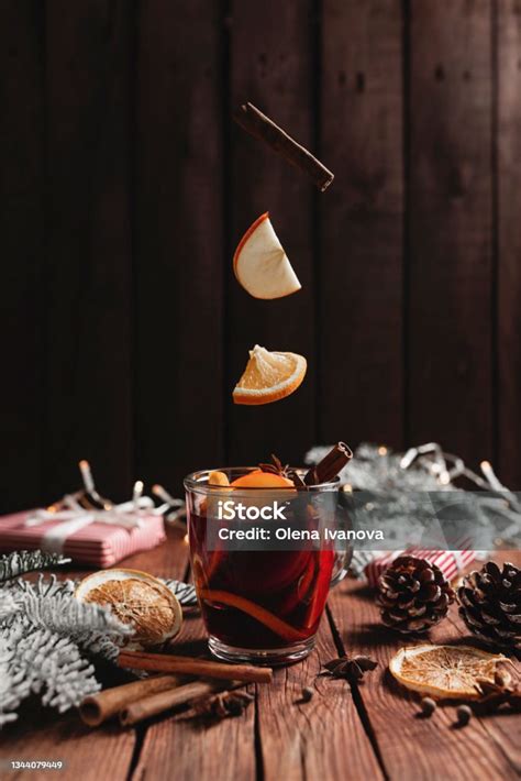 테이블에 멀드 와인의 크리스마스 컵 시나몬 스틱 오렌지 사과 멀드 와인에 대한 스톡 사진 및 기타 이미지 멀드 와인