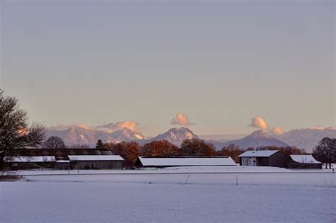 겨울 알프스의 일몰 알프스 마을에서 초겨울의 일몰 바이에른 마을의 안개와 일몰 겨울에는 해질녘의 산 겨울 바이에른 마을 0명에 대한 스톡 사진 및 기타 이미지 Istock