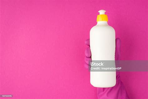 분홍색 고무 장갑에 손의 사진은 카피 스페이스와 고립 된 분홍색 배경에 라벨없이 세제 폼 병을 들고 가사 집안일에 대한 스톡 사진 및 기타 이미지 Istock