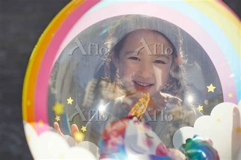 笑顔の日本人の女の子 179273287 の写真素材 アフロ