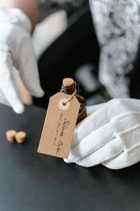 꽃 꽃무늬 냄새 돌보다 디테일 라벨 로션 목조 테이블 미용술 바디 케어 바디수트 병 부드러운 사탕 설득 섬세한 스킨케어 시연하다 실내