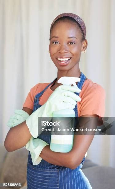 흑인 여성 봄맞이 청소 서비스 집안의 먼지 박테리아 및 먼지의 청소 위생 및 소독을 위한 스프레이 병 초상화 행복한 하녀 환대