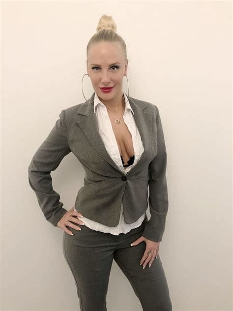 Lara Cumkitten With Hoop Earrings Pic