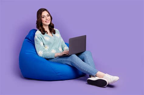 전체 길이 사진 긍정적 반짝 빛나는 레이디 옷을 입은 꽃 프린트 카디건 문자 메시지 현대 간단한 기계 장치 빈 공간 외딴 보라색 배경 20 24세에 대한 스톡 사진 및 기타