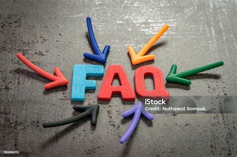 자주 묻는 질문 개념을 이해하기 쉬운 모든 중요한 질문과 대답 검은 시멘트 칠판 벽의 중심에단어 Faq를 가리키는 멀티 컬러