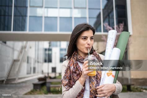 교수진 건물 옆에 서서 청사진이 적힌 서류를 손에 들고 있는 여학생의 초상화 30 34세에 대한 스톡 사진 및 기타 이미지 30 34세 Z세대 거리 Istock