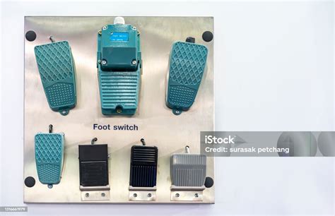 오프 스타트 정지 또는 보드에 산업 전기 공구 또는 기계를 제어하기위한 풋 스위치 장비의 다양한 유형 Stomp에 대한 스톡 사진 및 기타 이미지 Istock