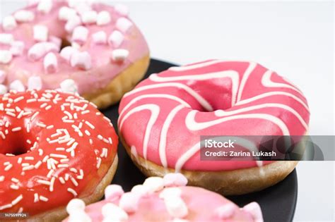 빨간색과 분홍색 유약을 곁들인 도넛 많은 도넛 달콤하고 맛있는 음식 0명에 대한 스톡 사진 및 기타 이미지 0명 건강에 좋지 않은 음식 검은색 Istock