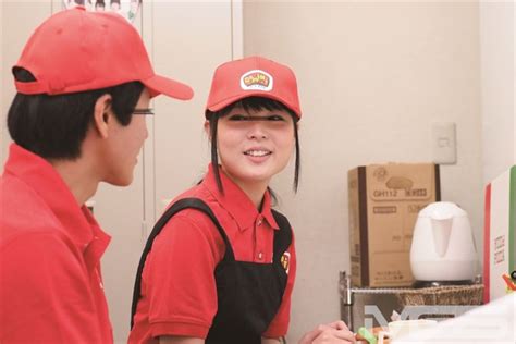 休憩中の1時間バイトちゃんと2人きり！大人の男に憧れる女子高生はイケメン大学生にセクハラされても敏感 104dandy 485 人気av女優