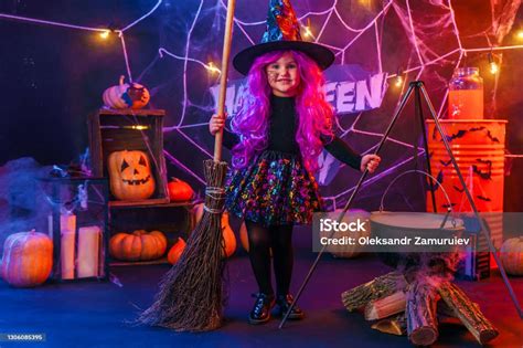 마녀 의상을 입은 작은 아름다운 소녀가 호박과 함께 찐 통에 물약을 양조하여 해피 할로윈 파티를 축하합니다 10월에 대한 스톡 사진 및 기타 이미지 Istock