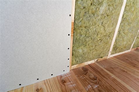 건식 벽체 격판덮개를 가진 미래의 벽에 나무 프레임 감기 장벽에 대 한 절연 직원 바위 양모와 섬유 유리 절연 편안 하 게 따뜻한 가정 경제 건설 및 혁신 개념 Diy에