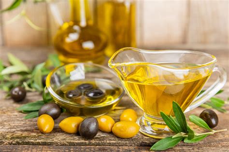 질감 배경에 병에 담긴 올리브 오일 올리브의 가지와 열매가 달린 기름 병 텍스트를 위한 위치입니다 복사 공간 식용유와 샐러드 드레싱 건강한 생활방식에 대한 스톡 사진 및