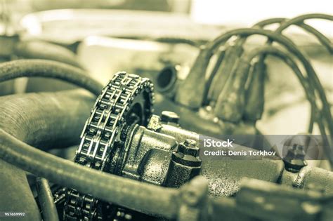 체인 오픈 뚜껑 흐리게 전면 및 후면 배경으로 자동차의 가스 분배 메커니즘 가솔린에 대한 스톡 사진 및 기타 이미지 가솔린 강철 관 튜브 Istock