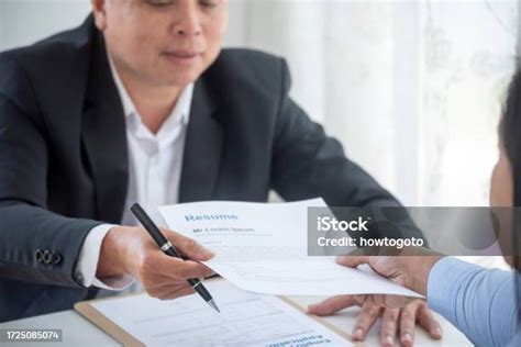 인사 담당자가 인터뷰한 사업가 면접 신입사원이 웃는 얼굴로 사무실에서 악수를 나누고 있다 Hr 매니저 면접 체크 이력서 대면 면접 개념 2명에 대한 스톡 사진 및 기타