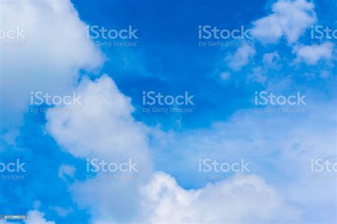 작은 구름과 푸른 하늘 배경입니다 푸른 하늘에 하얀 솜 털 구름 0명에 대한 스톡 사진 및 기타 이미지 0명 경관 계절 Istock
