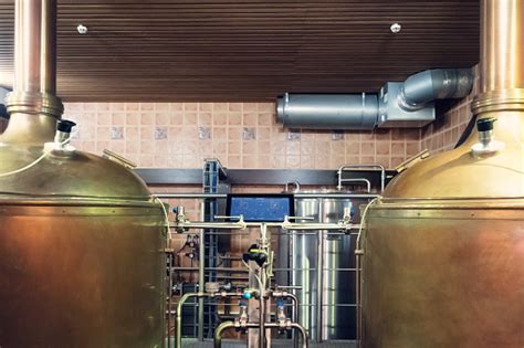 탱크와 양조장의 현대적인 인테리어에 장비 닫습니다 Brewage의 제작 과정입니다 탱크 그리고 최신 양조장에 튜브입니다 모드 고 맥주 생산의 의미입니다 Shopfloor