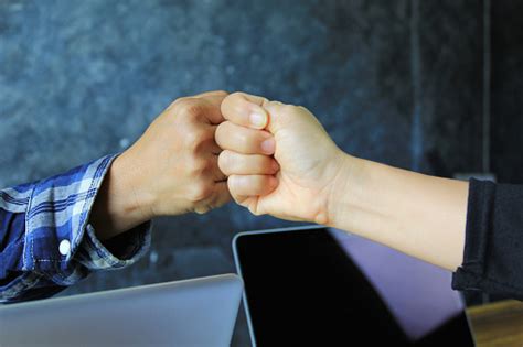 사무실에서 성공적인 교섭 후 회의 팀워크 개념 우정 두 기업 들 주먹을 주는 범프 개념에 대한 스톡 사진 및 기타 이미지 개념 계약서 기업 비즈니스 Istock