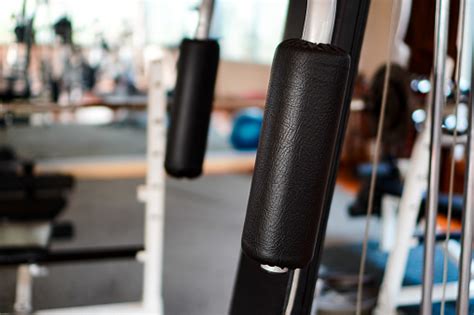 체육관에서 어깨 가슴 및 팔 근육을 훈련하는 데 사용되는 장비의 측면도 0명에 대한 스톡 사진 및 기타 이미지 0명 가정용