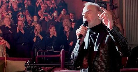Fans Moved To Tears As Neil Diamond Surprises With ‘sweet Caroline